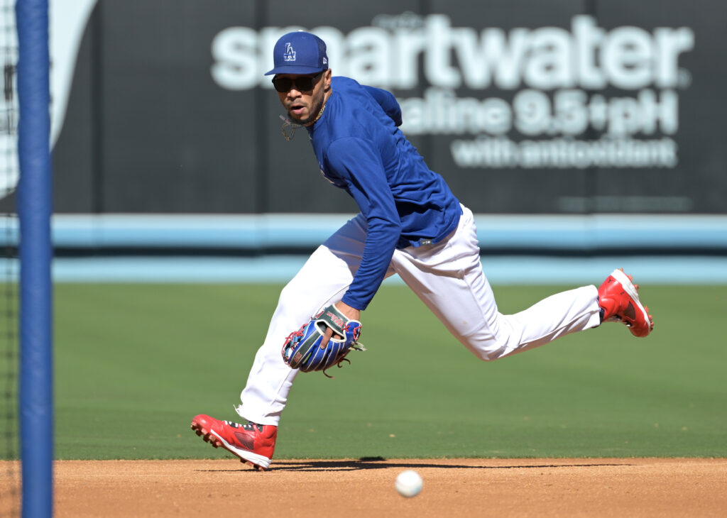 Roberts: Betts Will Be Dodgers' Primary Second Baseman - MLB Trade Rumors