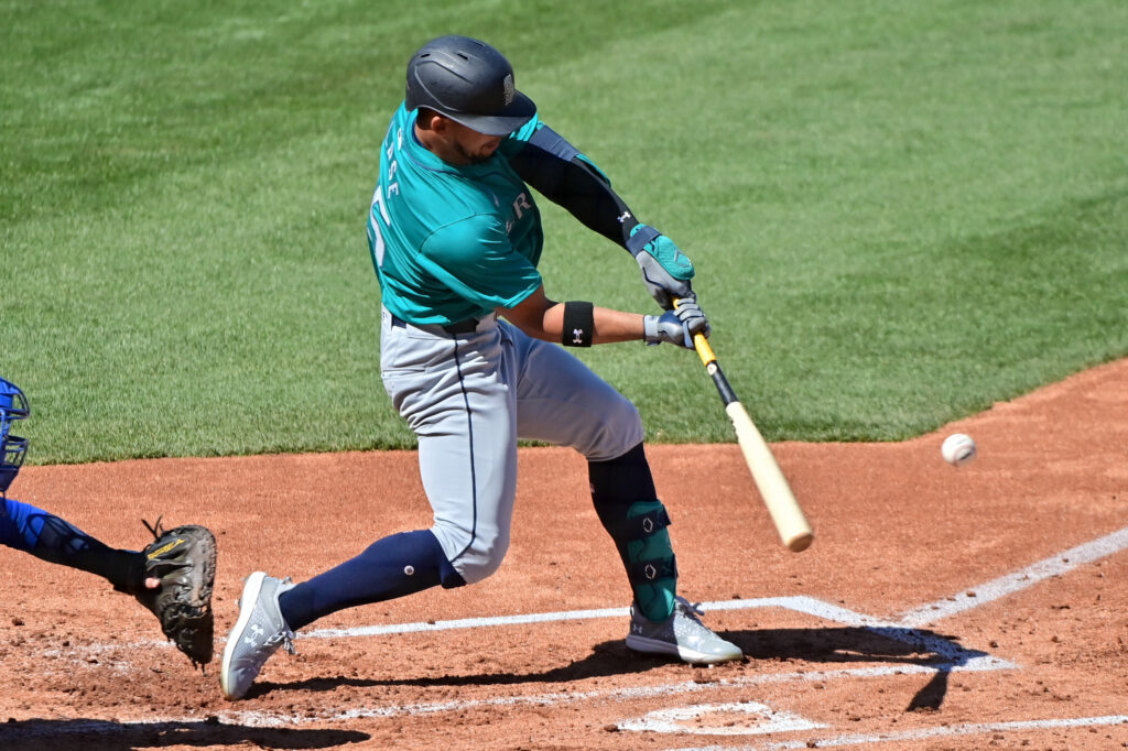 Mariners Promote Jonatan Clase, Place Dominic Canzone On Injured List ...