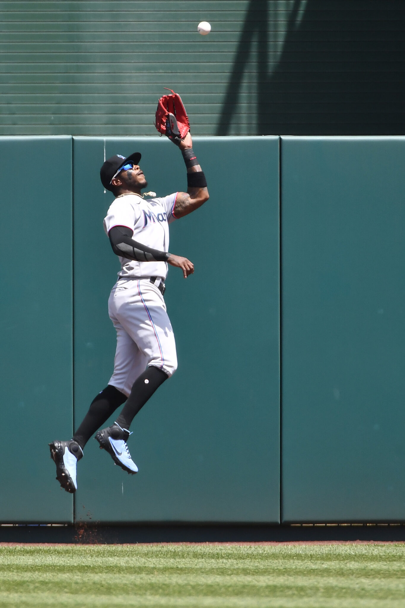 Former MLB Prospect Monte Harrison To Play NCAA Football At Arkansas ...